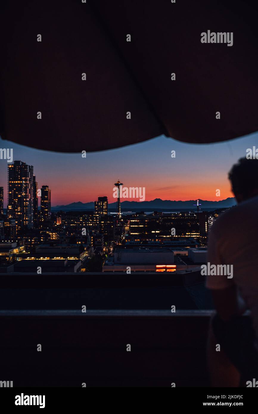 Seattle skyline mountains hi-res stock photography and images - Alamy