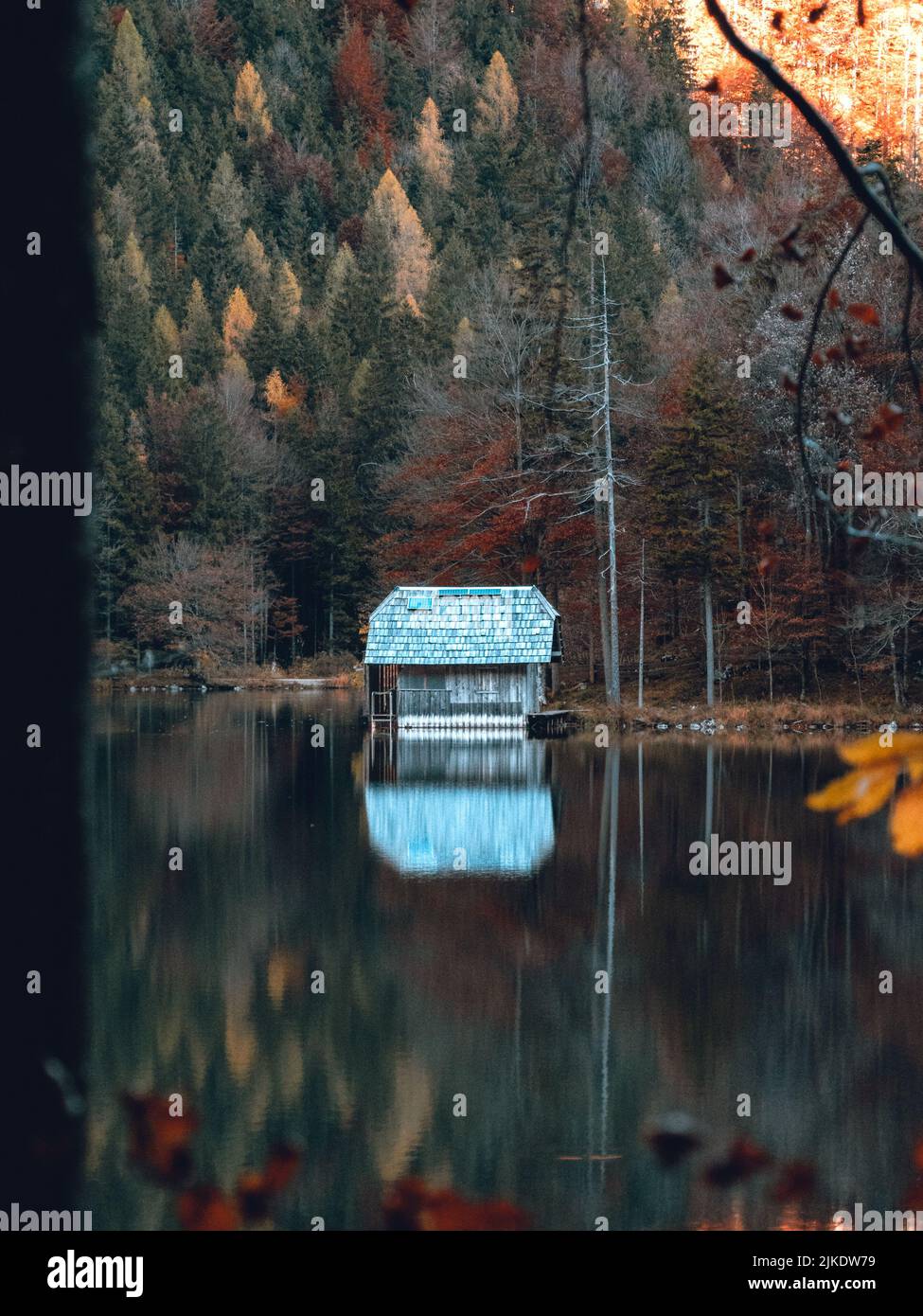 Lakeside log cabin autumn hi-res stock photography and images - Alamy