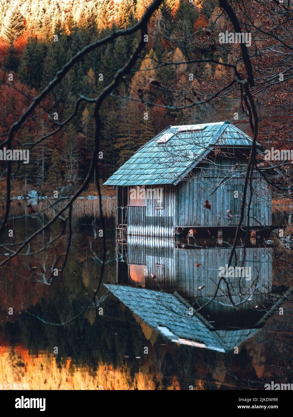 Lakeside log cabin autumn hi-res stock photography and images - Alamy