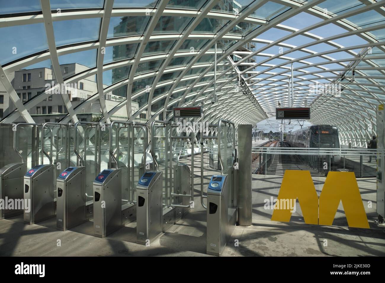 Ticket machines and barriers onto the RET Metro station platforms at ...