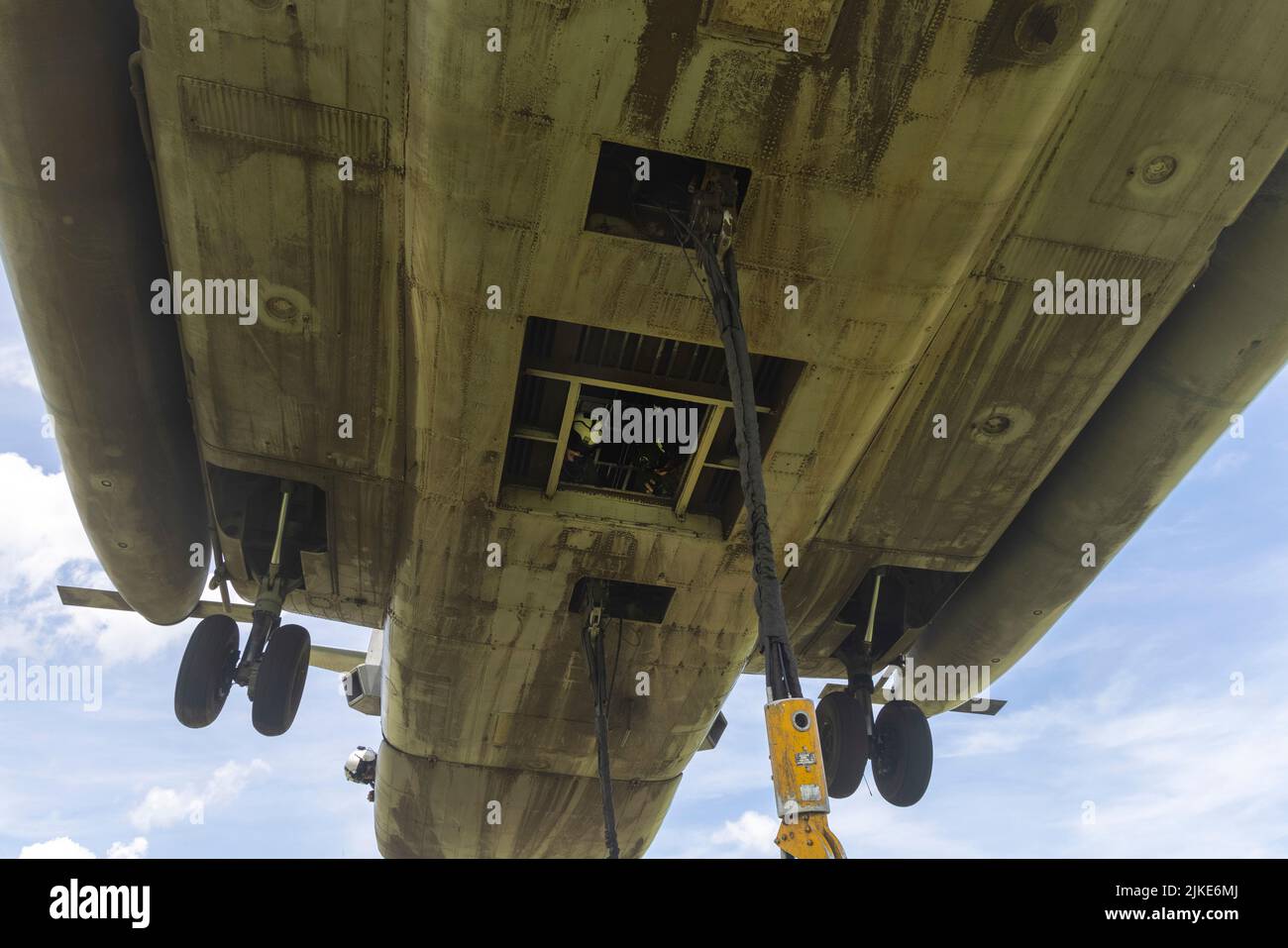 U.S. Marine Corps crew chiefs with Marine Heavy Helicopter Squadron 366 ...