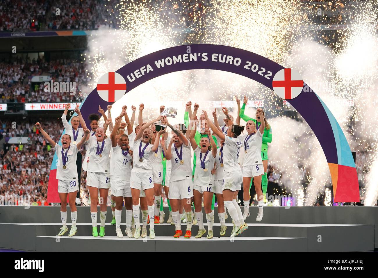 England lionesses euros trophy hi-res stock photography and images - Alamy