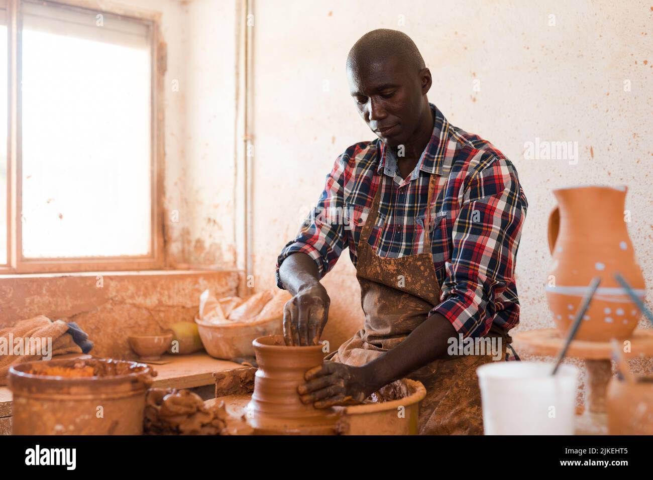 African man shop pottery hi-res stock photography and images - Alamy