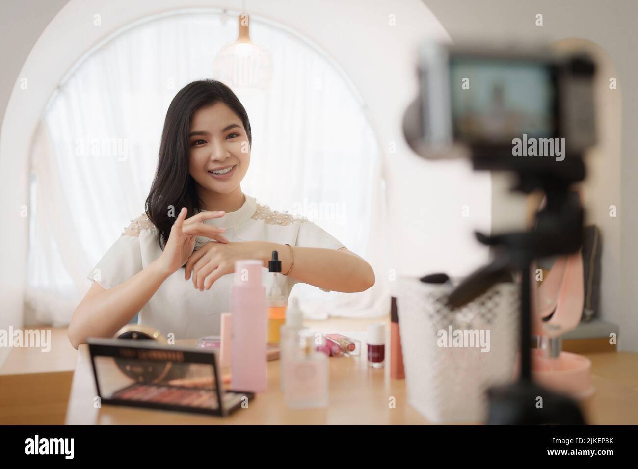Professional beauty make up artist vlogger live stream makeup tutorial Stock Photo - Alamy