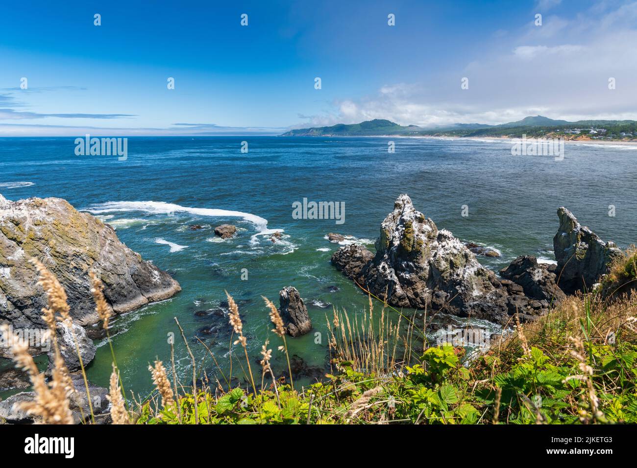 Scenic view at bird colonies and sea life habitat from Yaquina Head ...
