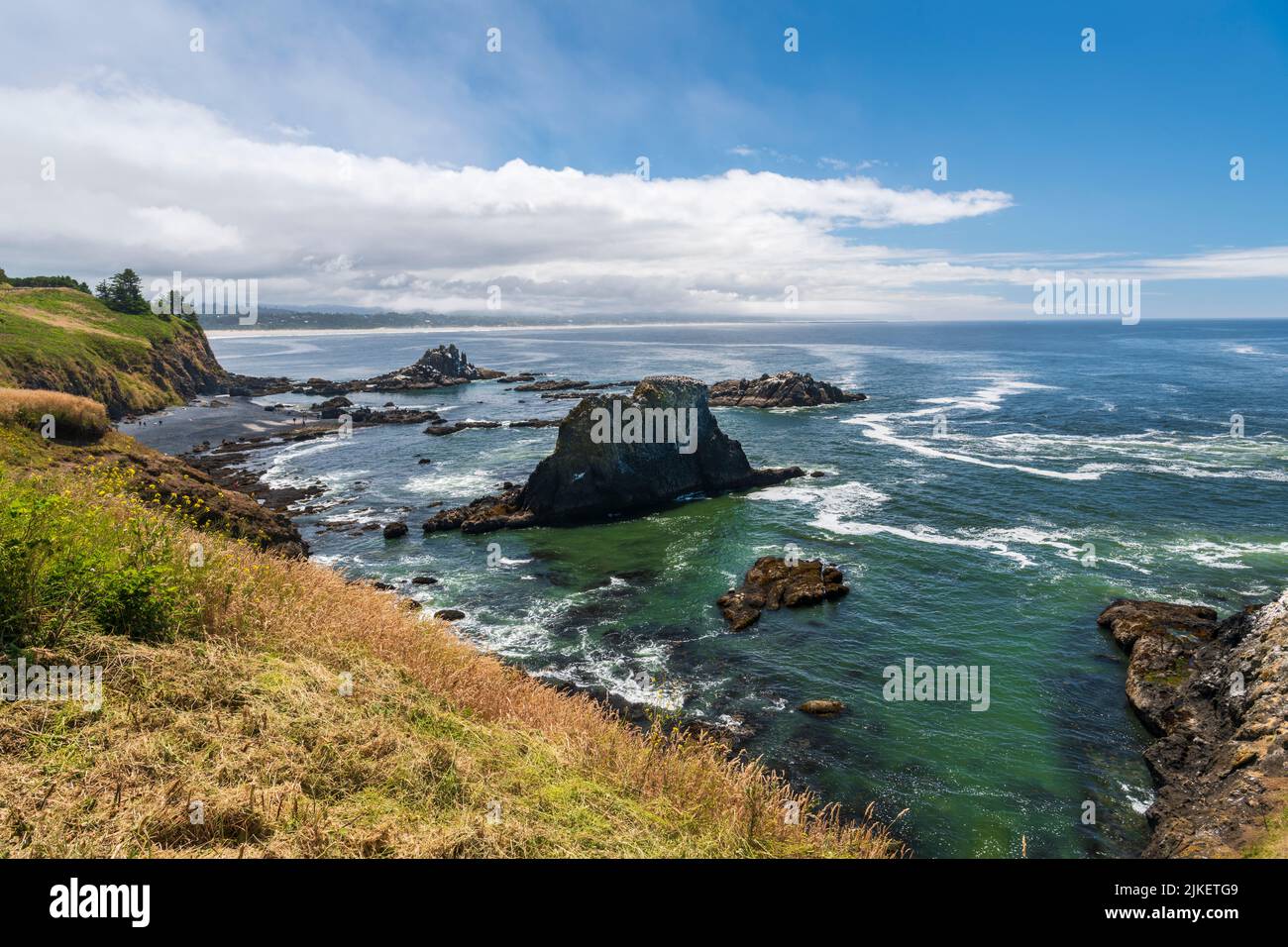 Scenic view at bird colonies and sea life habitat from Yaquina Head ...