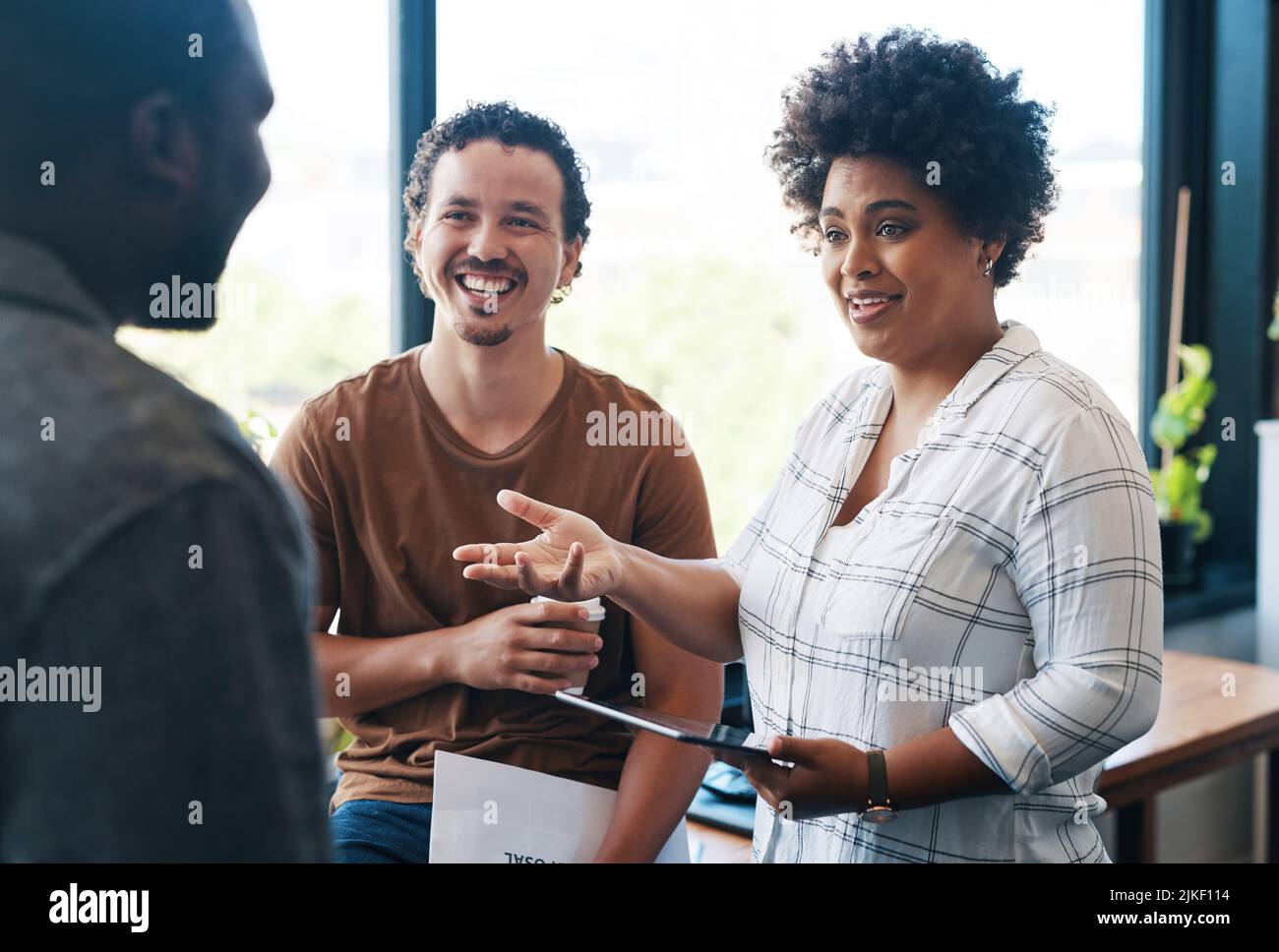 Talking to group young hi-res stock photography and images - Alamy
