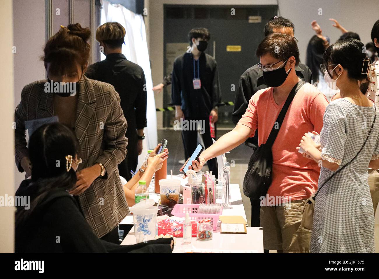 Taking pictures with fan hi-res stock photography and images - Alamy