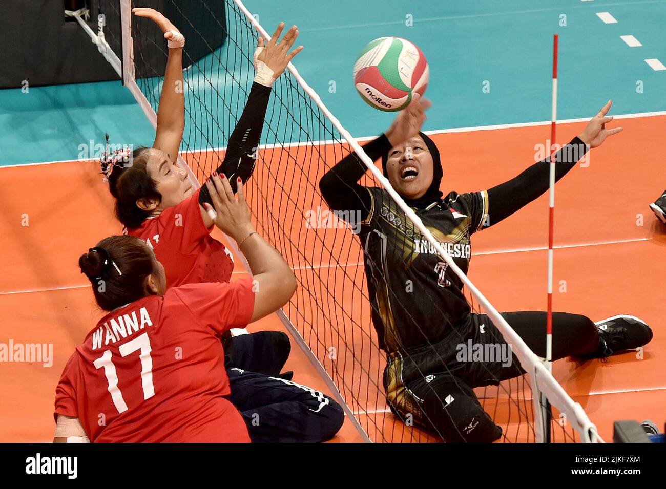 Surakarta, Indonesia. 2nd Aug, 2022. Santi Apriliani (R) of Indonesia ...