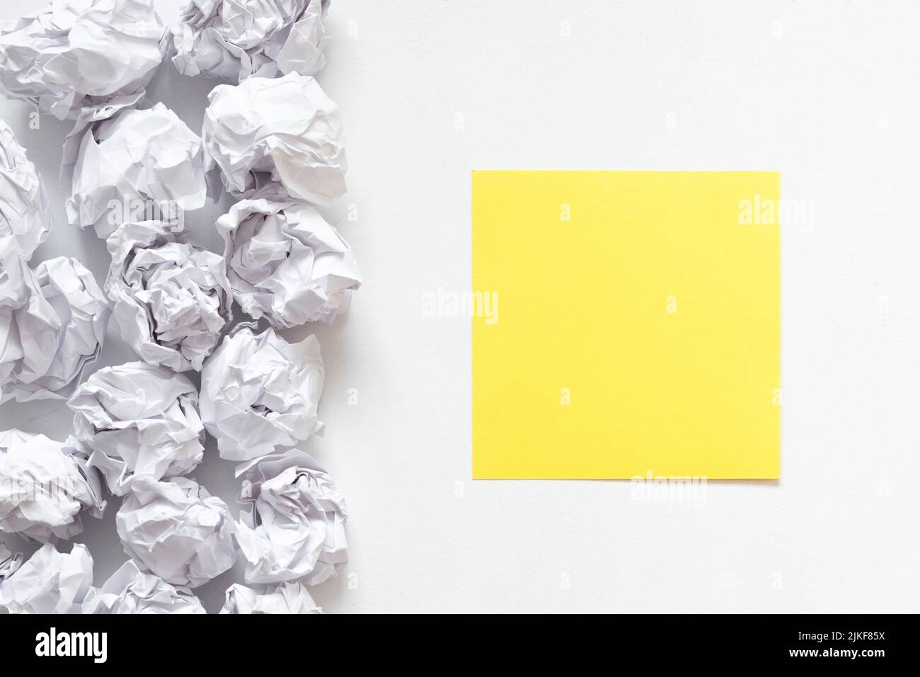 brainstorming white crumpled paper yellow note Stock Photo - Alamy