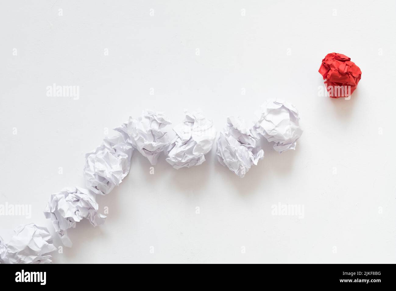 leadership crumpled paper ball line individual Stock Photo - Alamy