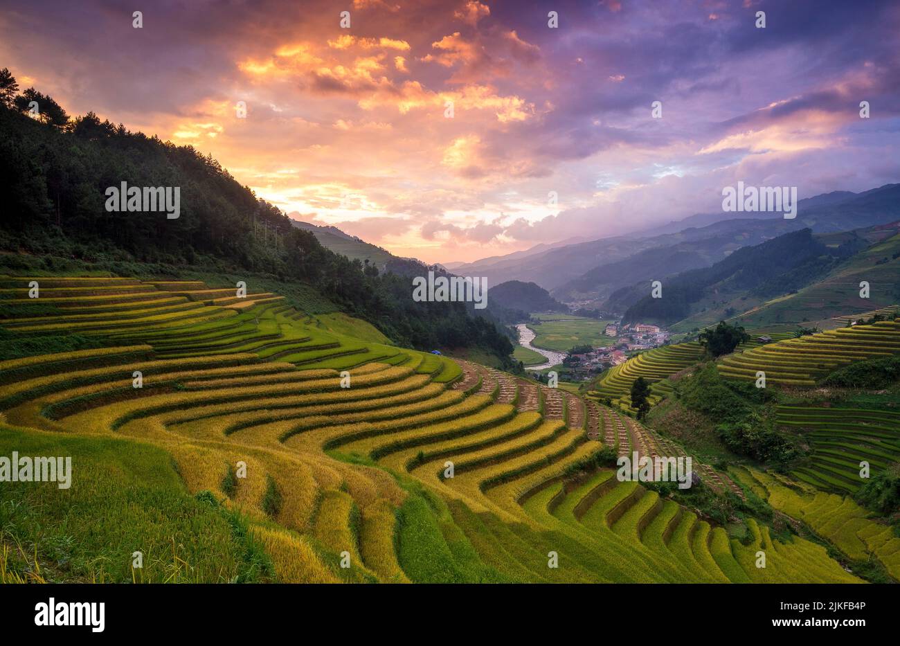 Dramatic sky sunset in valley of Mu Cang Chai, Yen Bai, Vietnam Stock ...