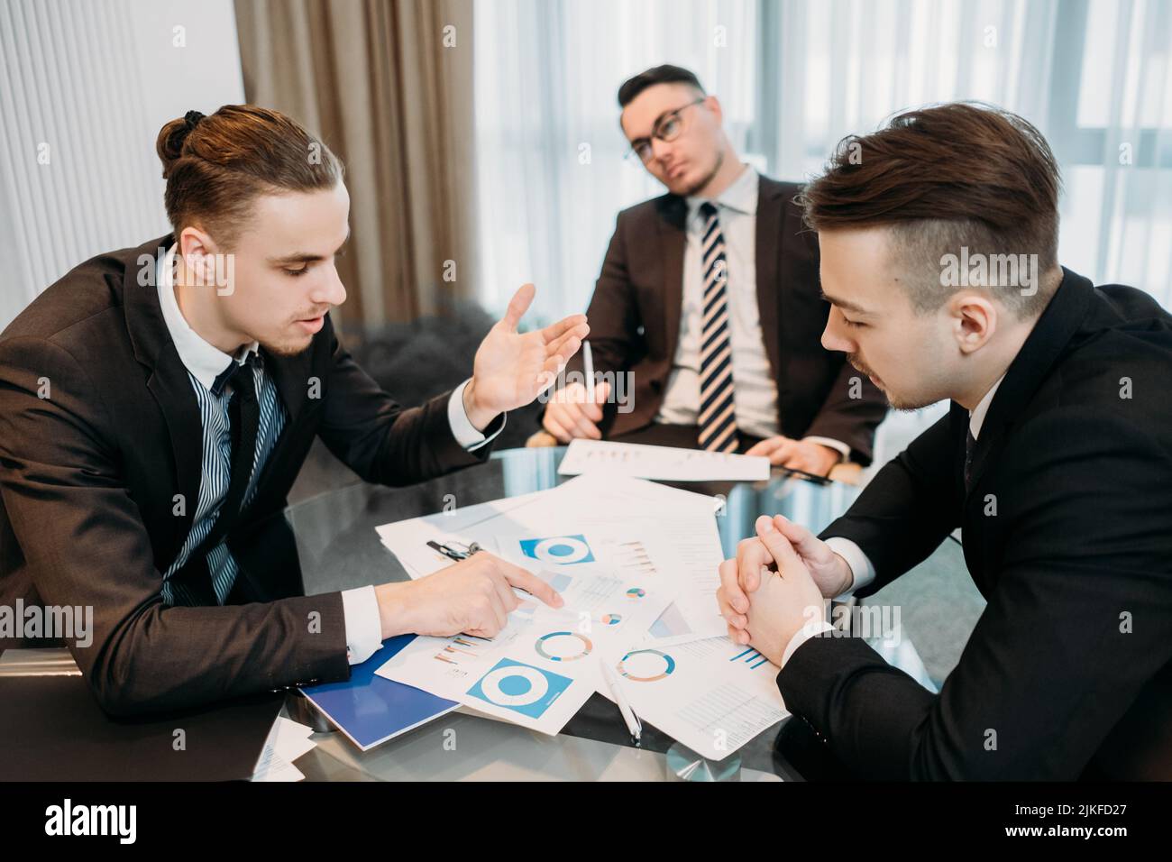 Professional business look hi-res stock photography and images - Alamy