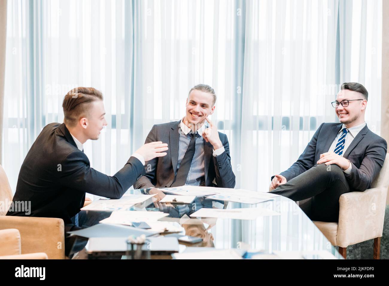 work break team laughing joking office meeting Stock Photo - Alamy
