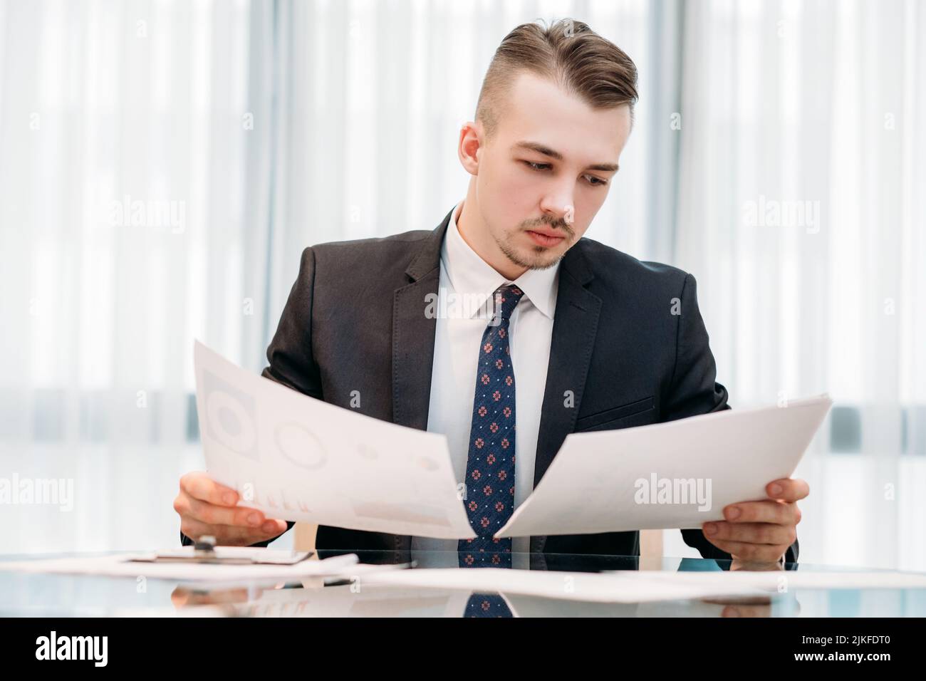 Business data analyst working hi-res stock photography and images - Alamy