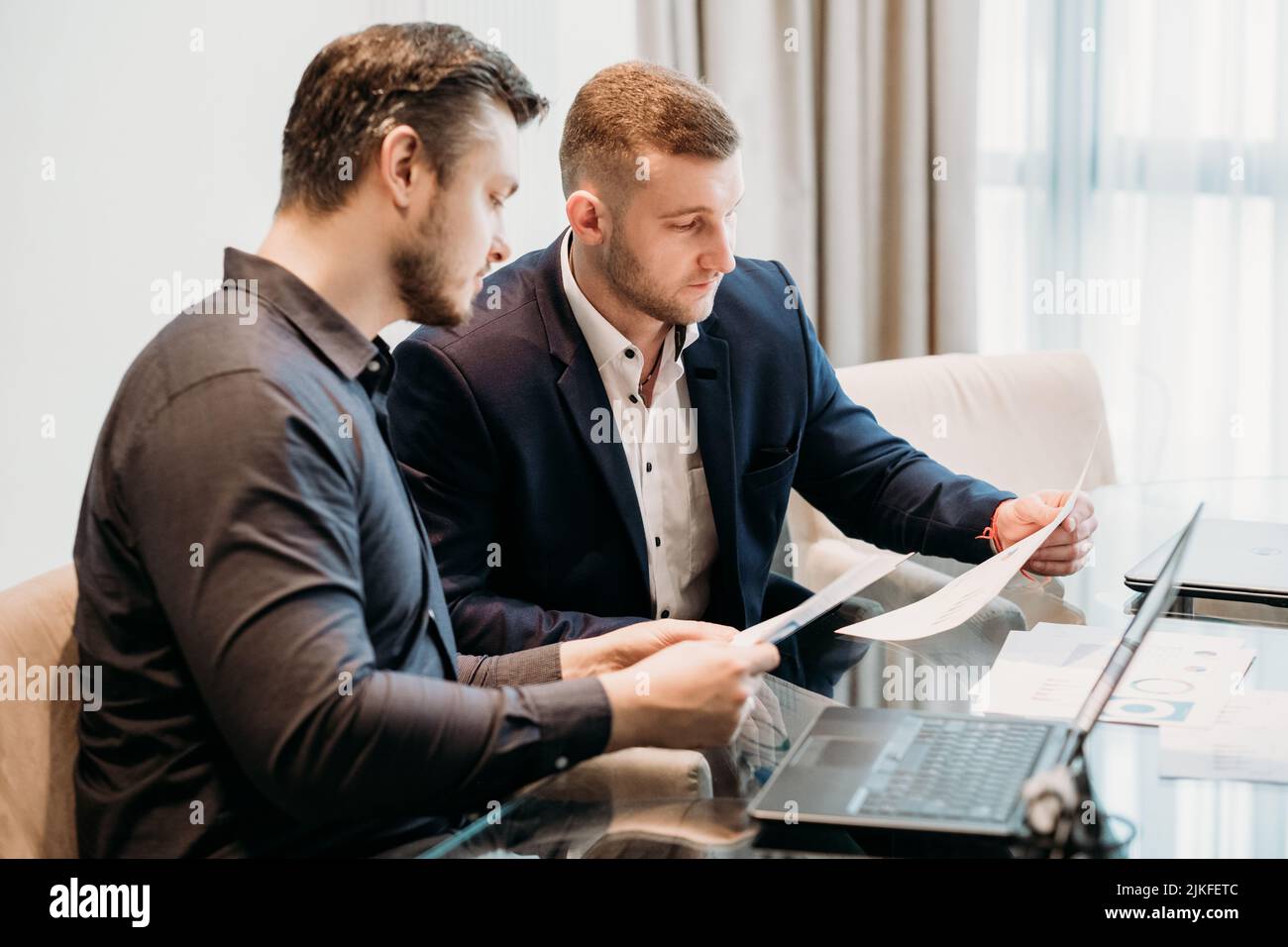 Team discussion hi-res stock photography and images - Alamy