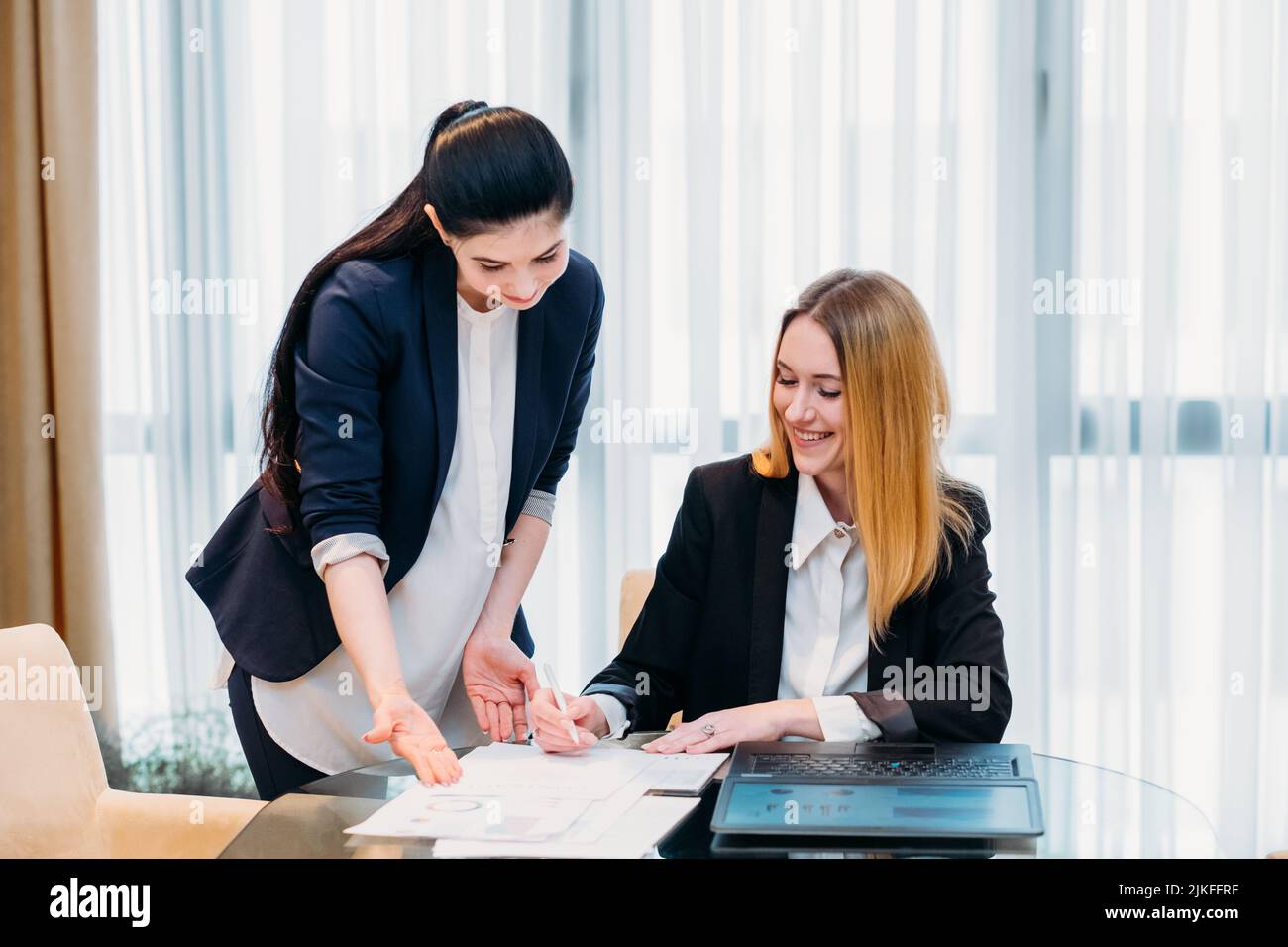 business assistant help cooperation teamwork Stock Photo - Alamy