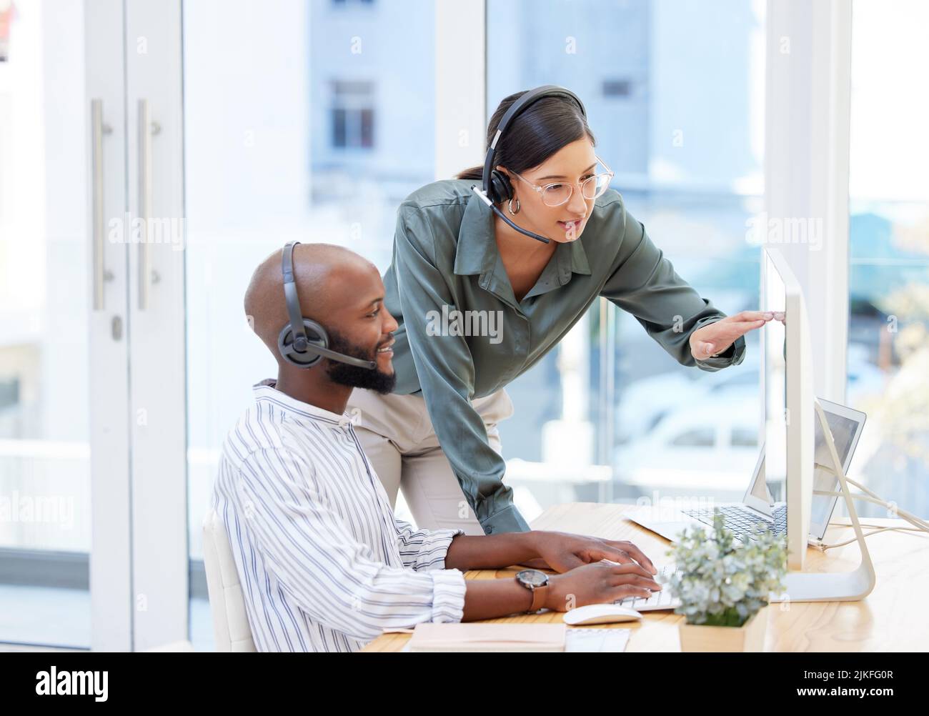 Helpful colleague office hi-res stock photography and images - Alamy