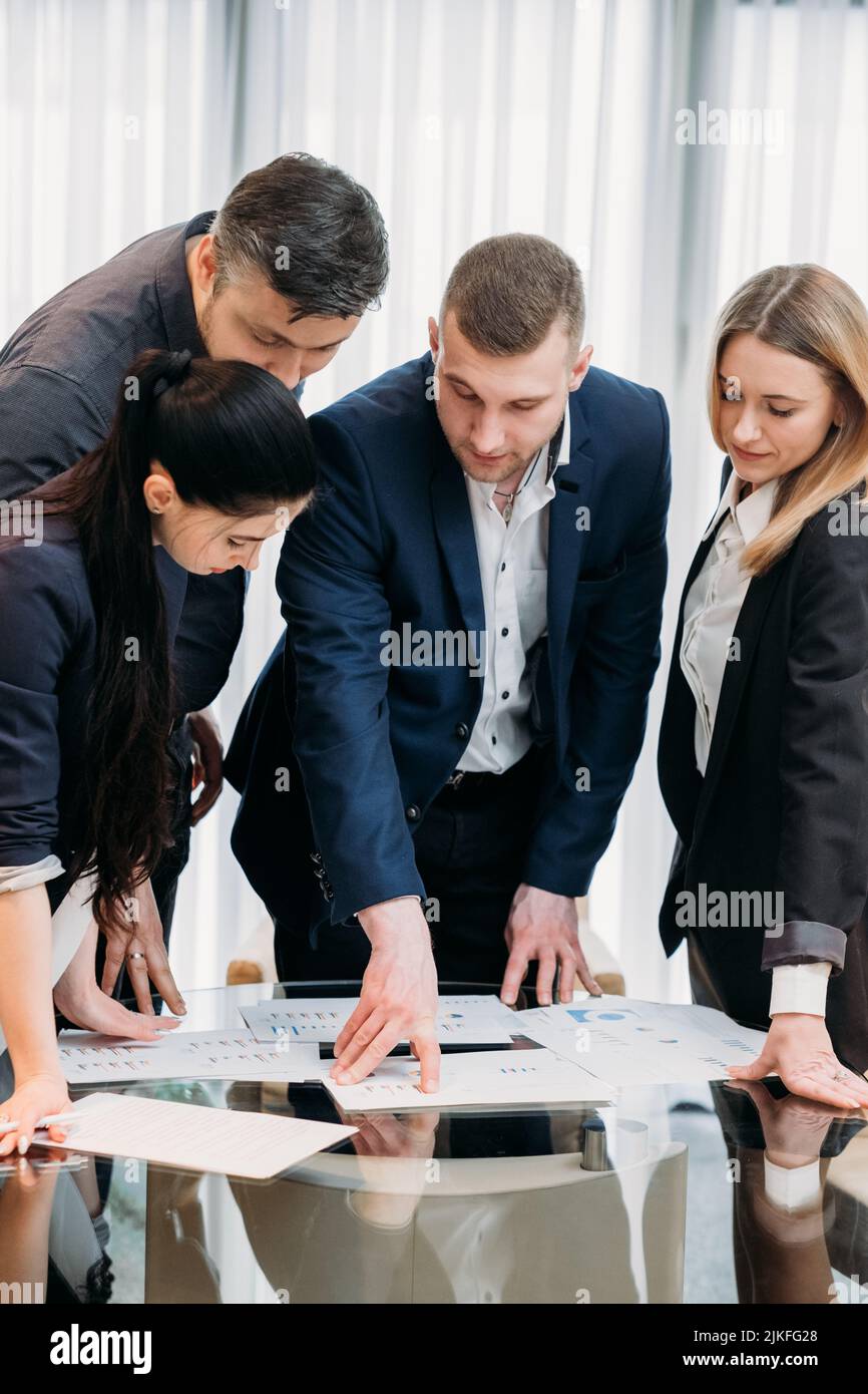 business briefing leadership boss team board room Stock Photo - Alamy