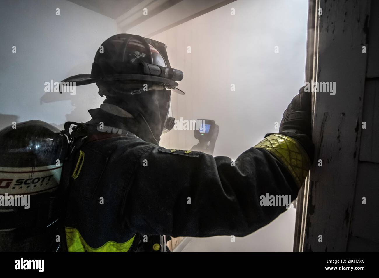 Firefighter thermal imaging camera hi-res stock photography and images ...