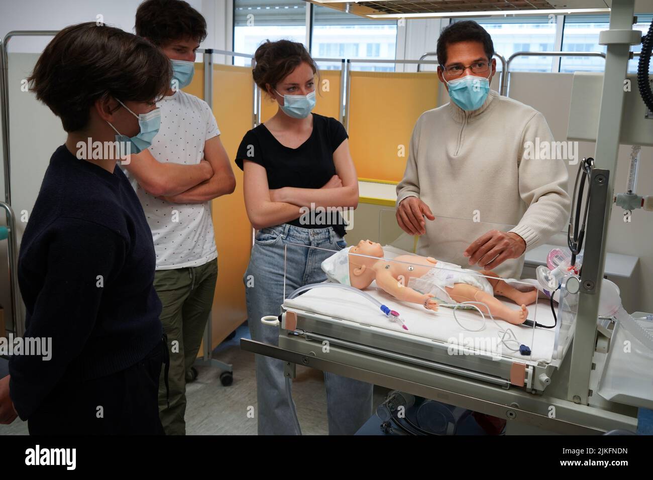 Pediatric resuscitation simulation workshop at the Nimes Faculty of ...
