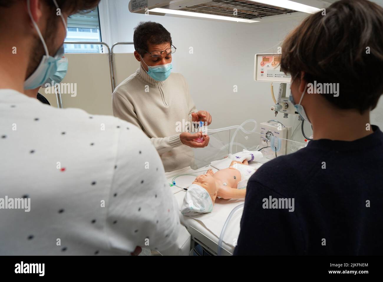 Pediatric resuscitation simulation workshop at the Nimes Faculty of ...