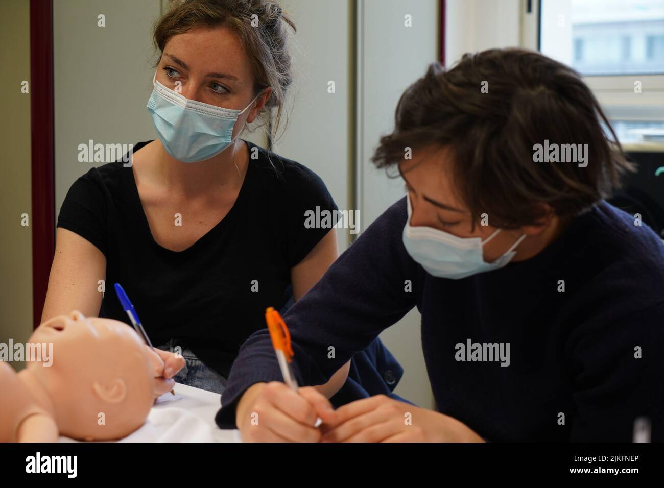 Pediatric resuscitation simulation workshop at the Nimes Faculty of ...