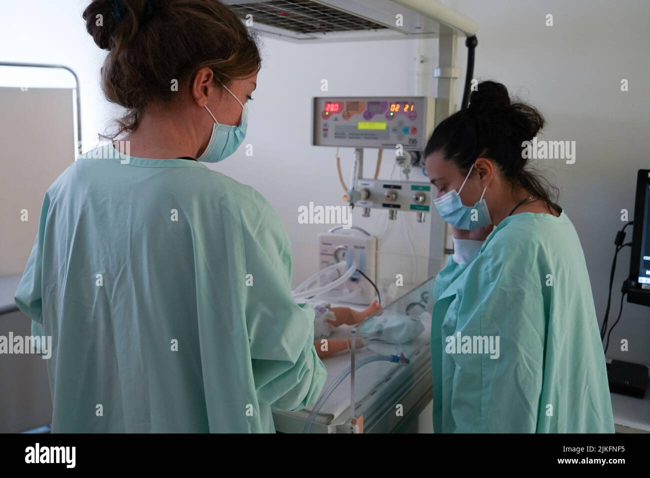 Pediatric resuscitation simulation workshop at the Nimes Faculty of ...