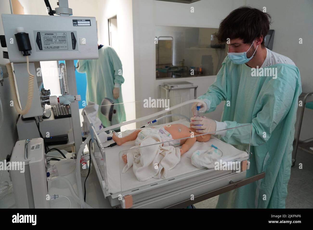 Pediatric resuscitation simulation workshop at the Nimes Faculty of ...