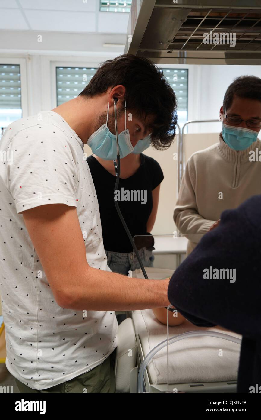 Pediatric resuscitation simulation workshop at the Nimes Faculty of ...