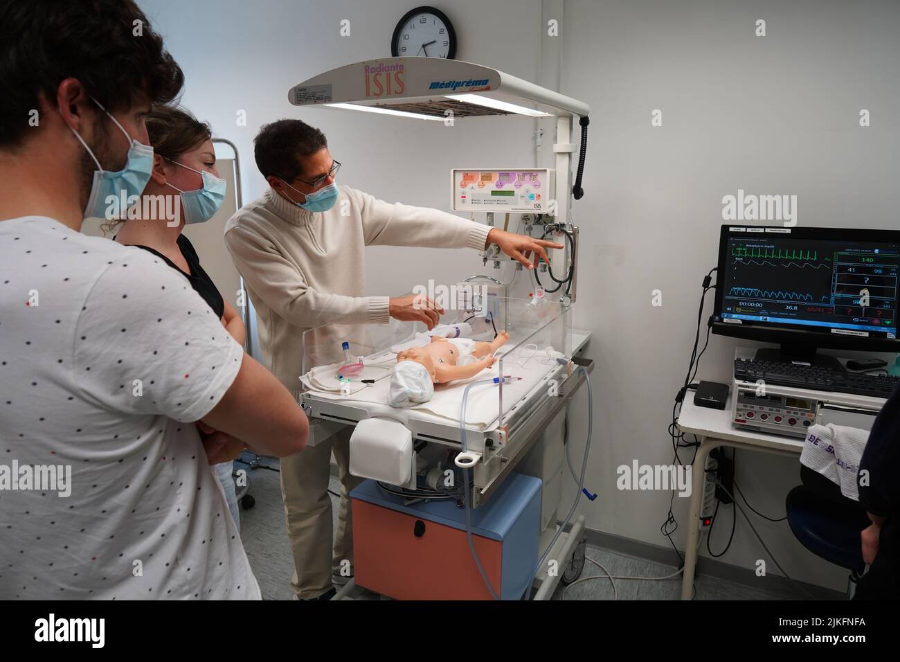 Pediatric resuscitation simulation workshop at the Nimes Faculty of ...