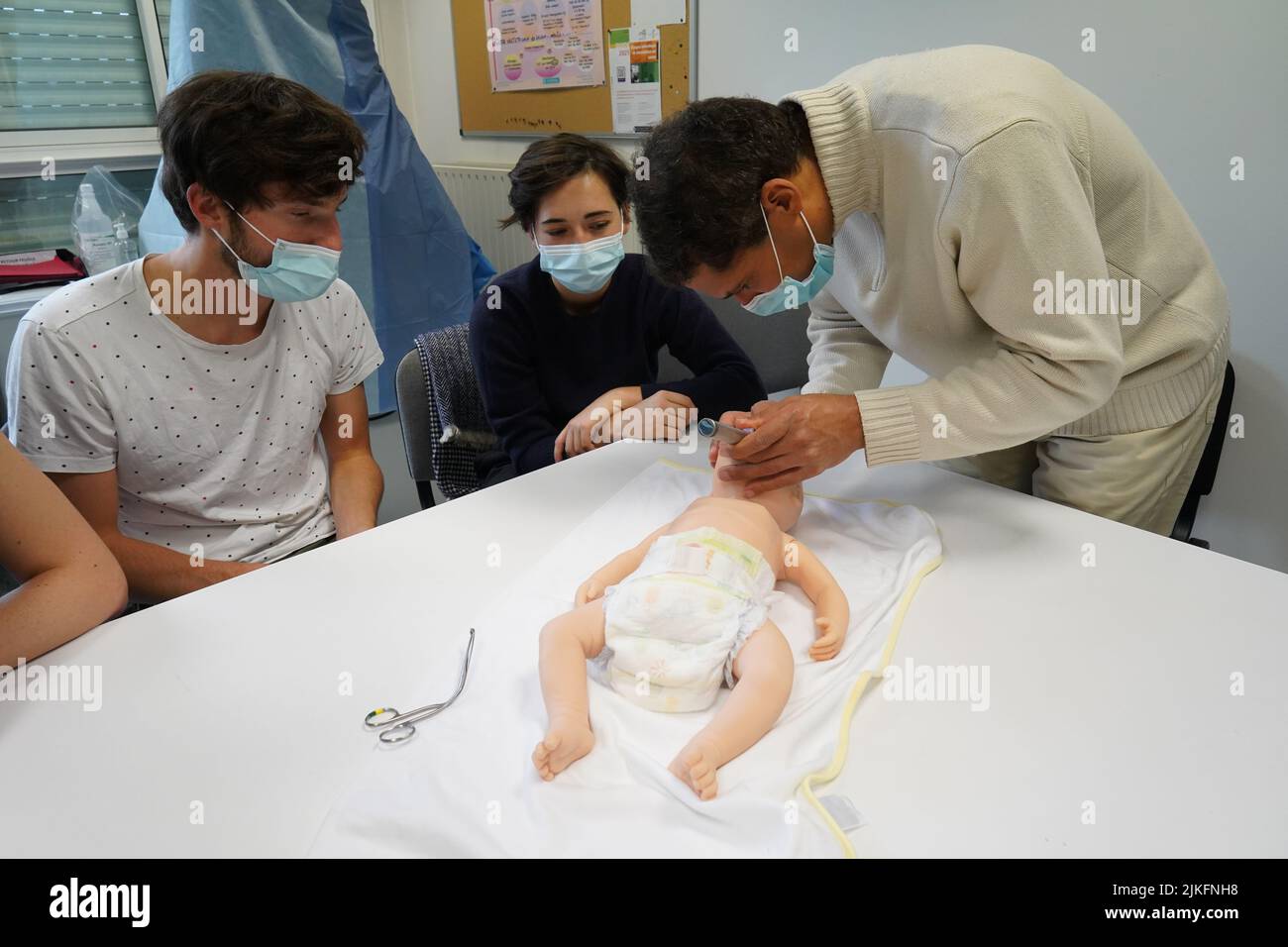 Pediatric resuscitation simulation workshop at the Nimes Faculty of ...