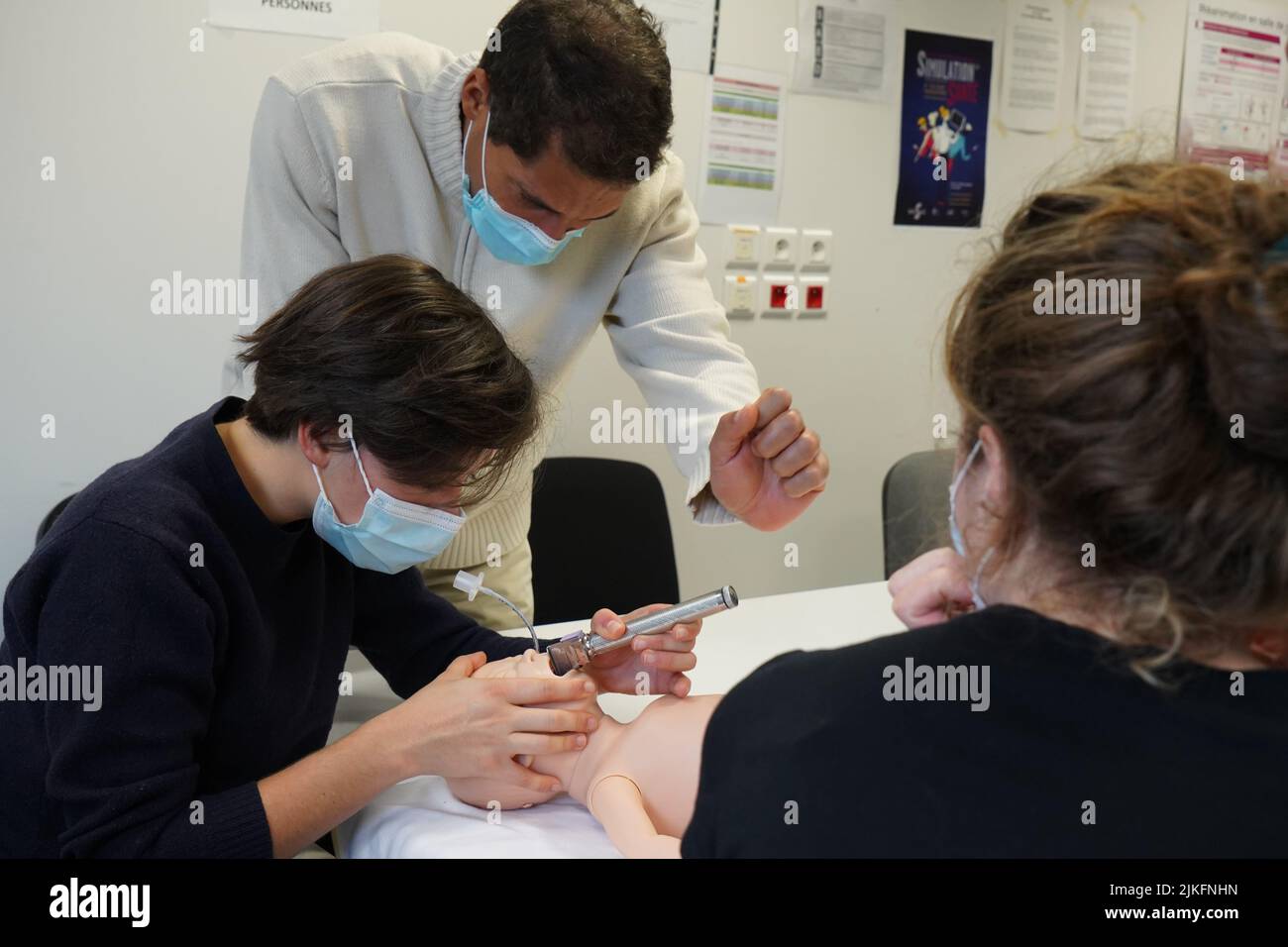 Pediatric resuscitation simulation workshop at the Nimes Faculty of ...