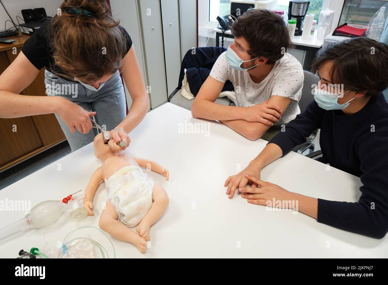 Pediatric resuscitation simulation workshop at the Nimes Faculty of ...