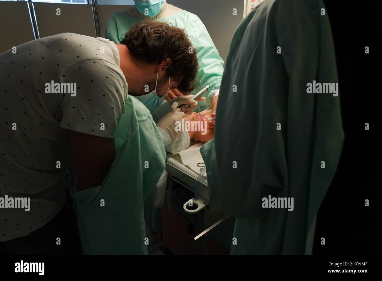 Pediatric resuscitation simulation workshop at the Nimes Faculty of ...