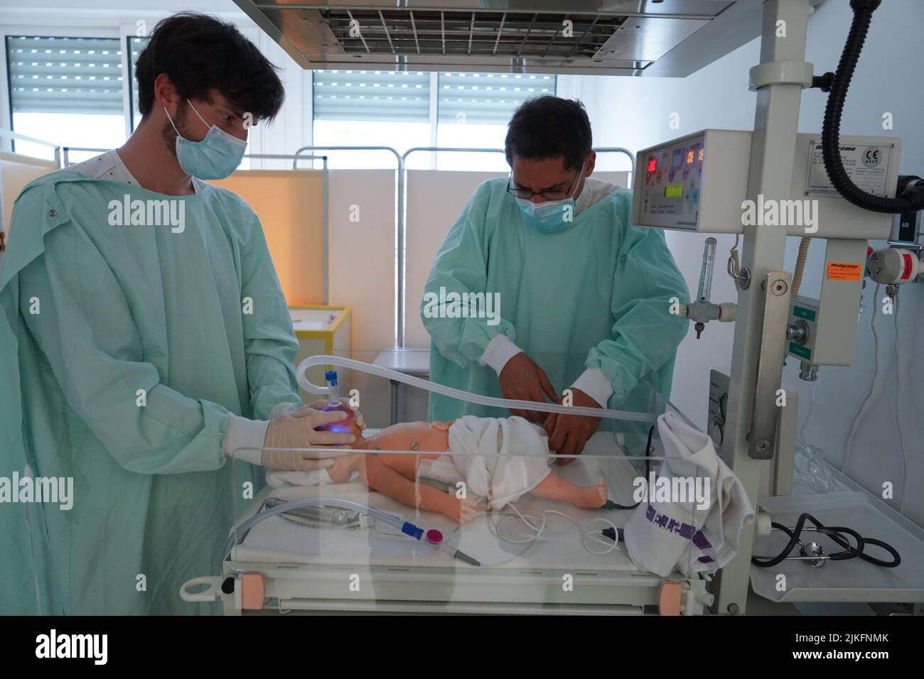 Pediatric resuscitation simulation workshop at the Nimes Faculty of ...