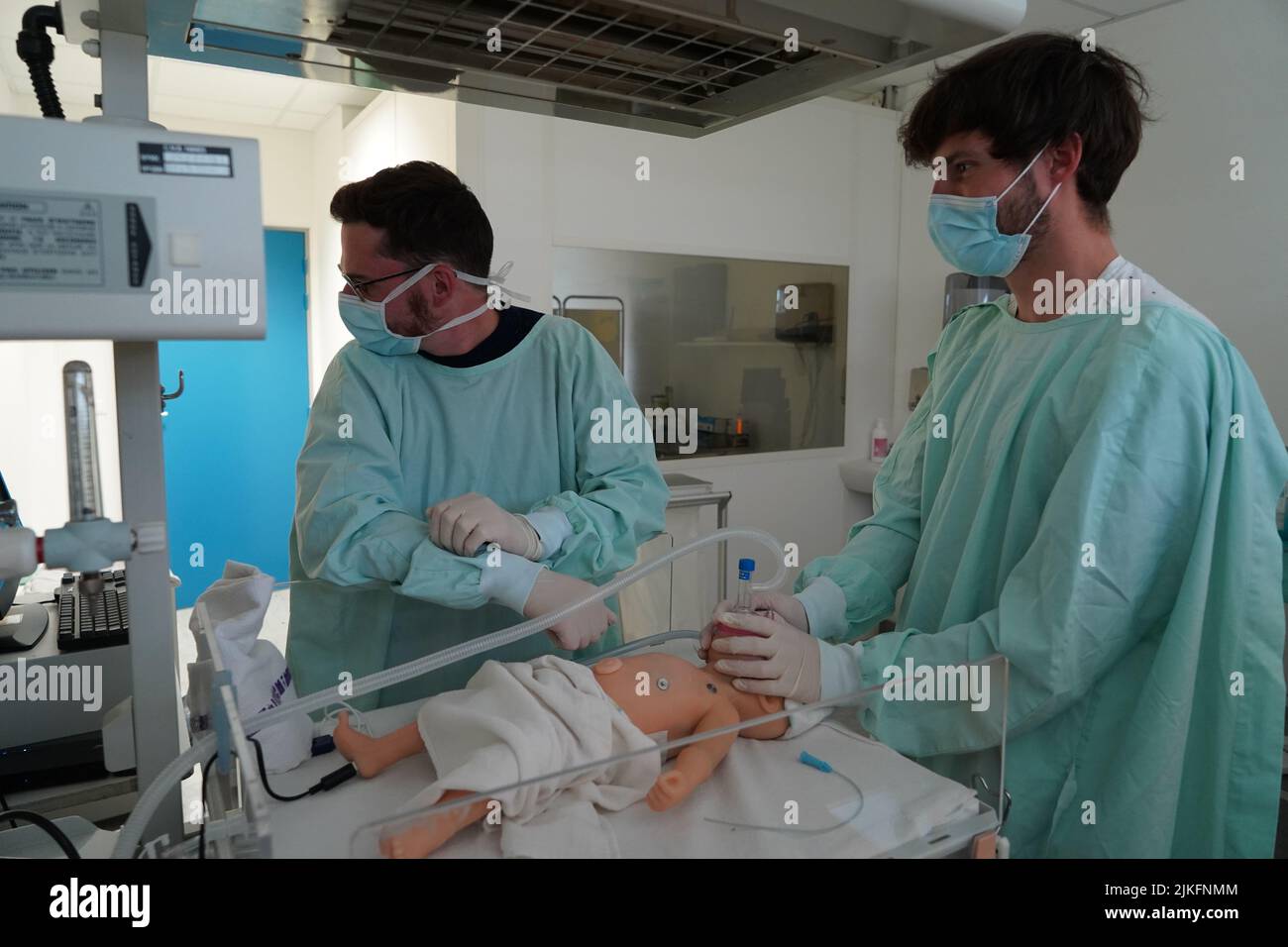 Pediatric resuscitation simulation workshop at the Nimes Faculty of ...
