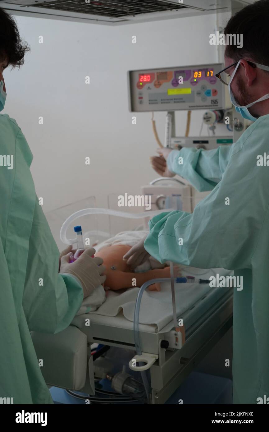 Pediatric resuscitation simulation workshop at the Nimes Faculty of ...