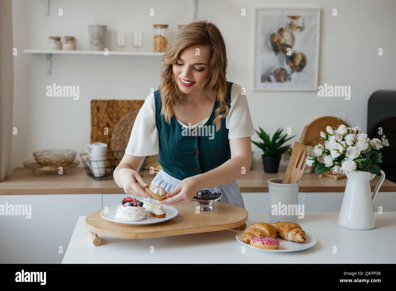 Making delicious cakes hi-res stock photography and images - Alamy