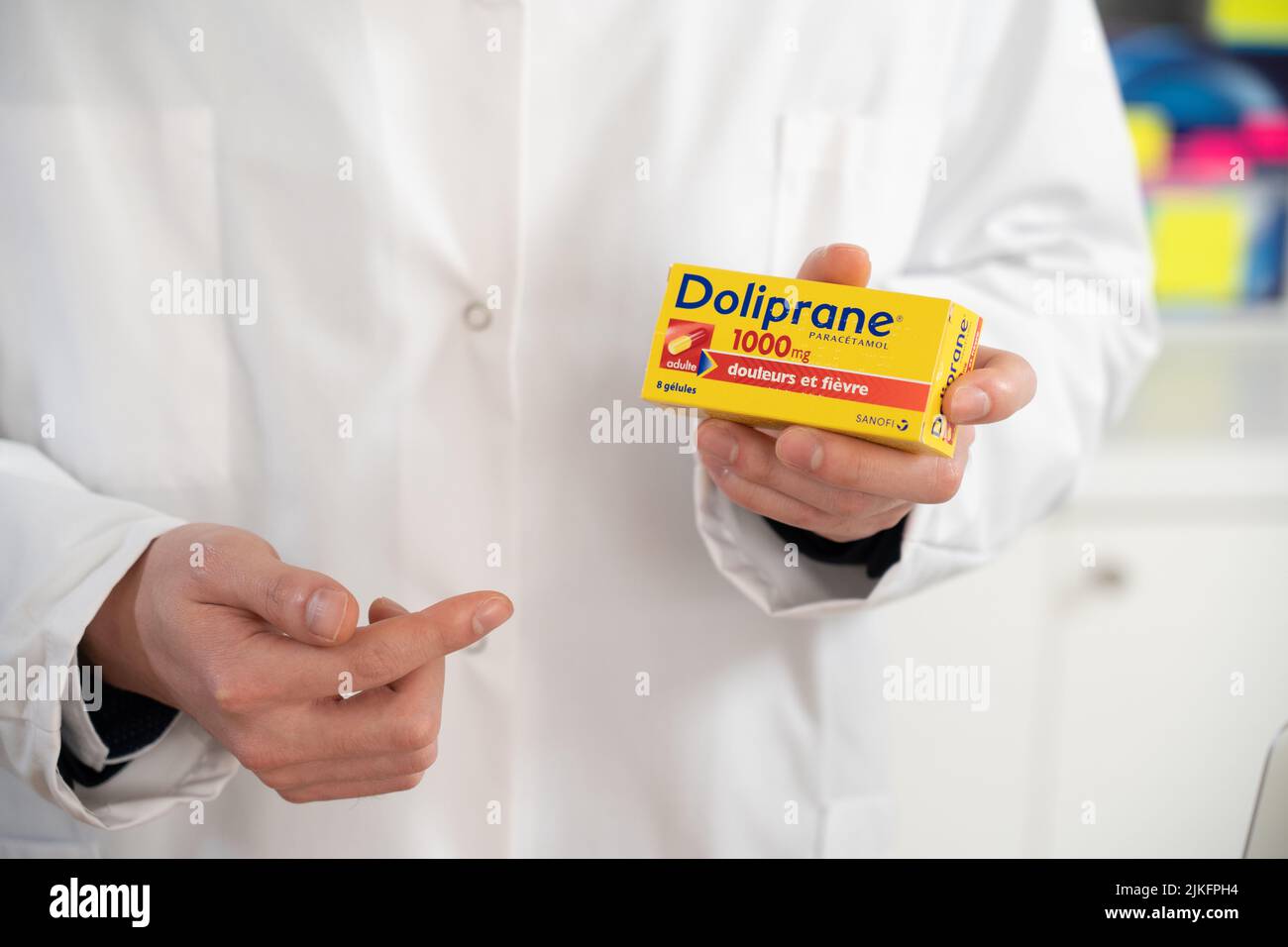 Explanation of a pharmacist on a drug (Doliprane) to a client Stock ...