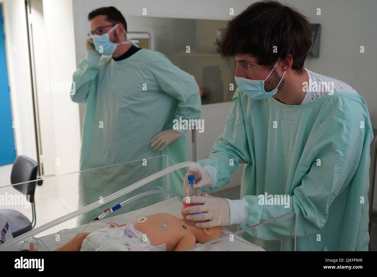Pediatric resuscitation simulation workshop at the Nimes Faculty of ...