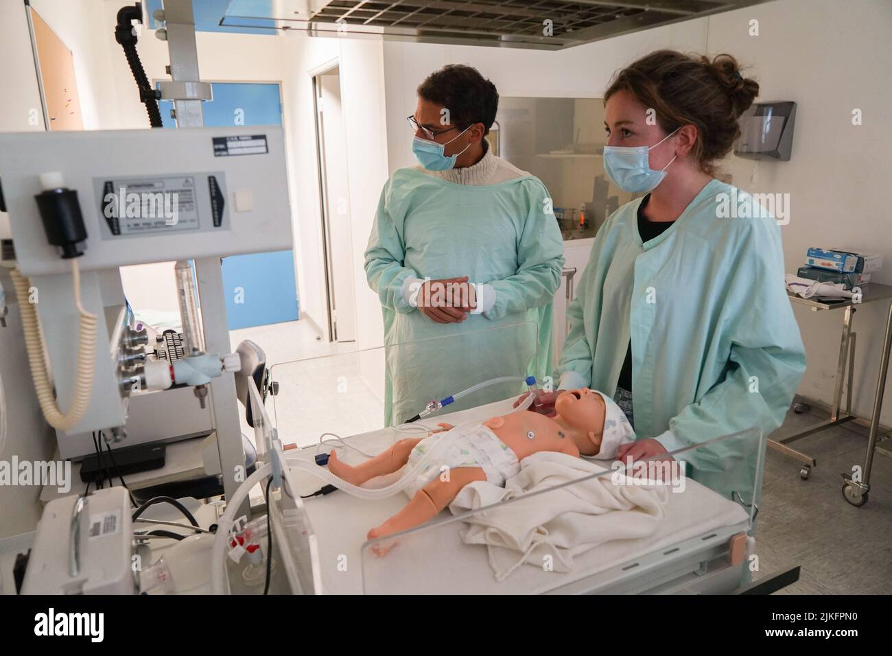 Pediatric resuscitation simulation workshop at the Nimes Faculty of ...