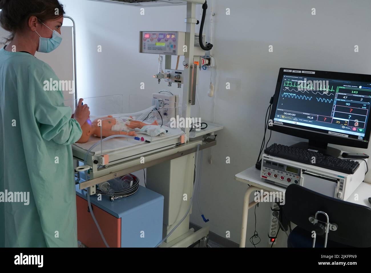 Pediatric resuscitation simulation workshop at the Nimes Faculty of ...