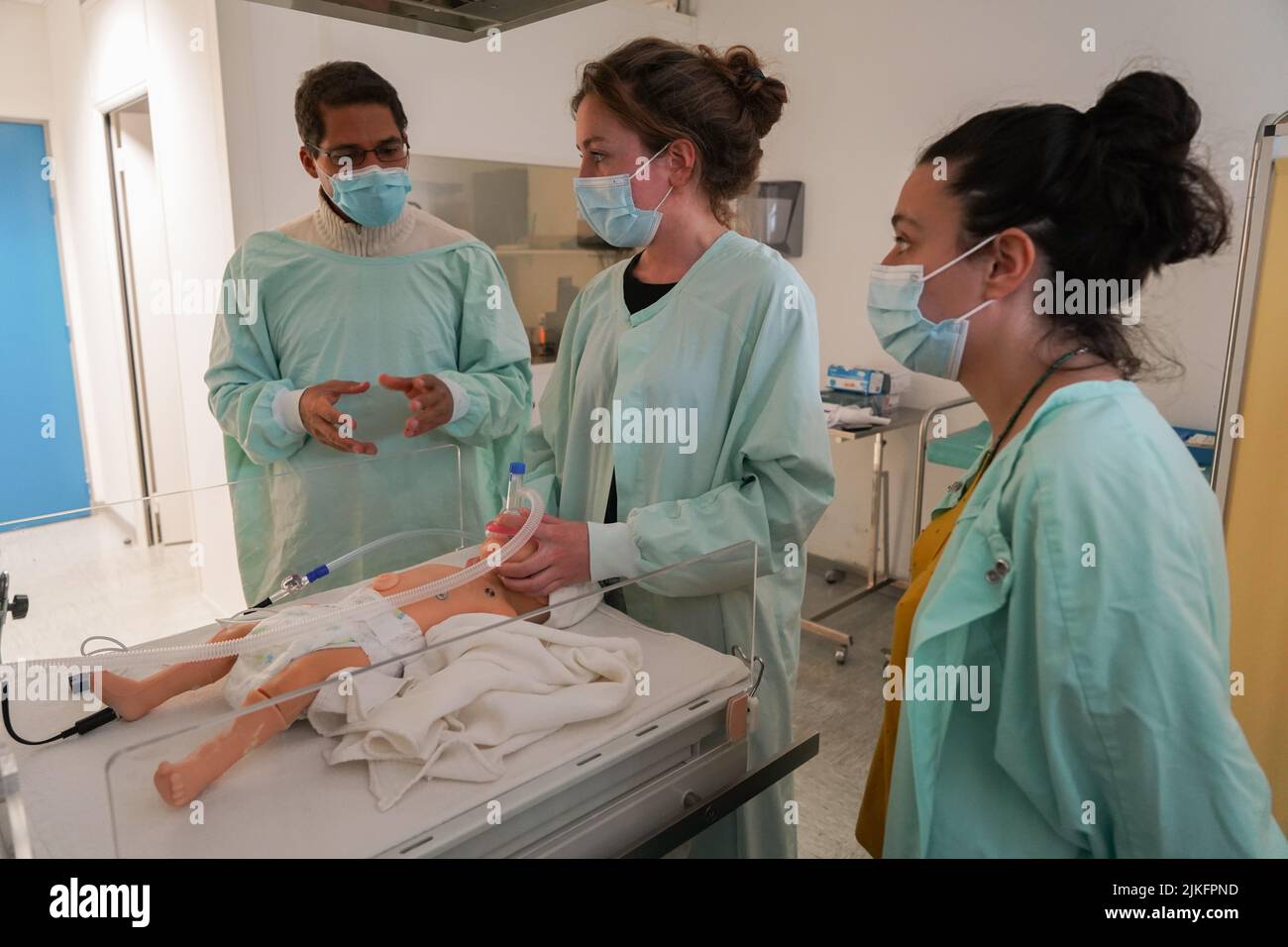 Pediatric resuscitation simulation workshop at the Nimes Faculty of ...