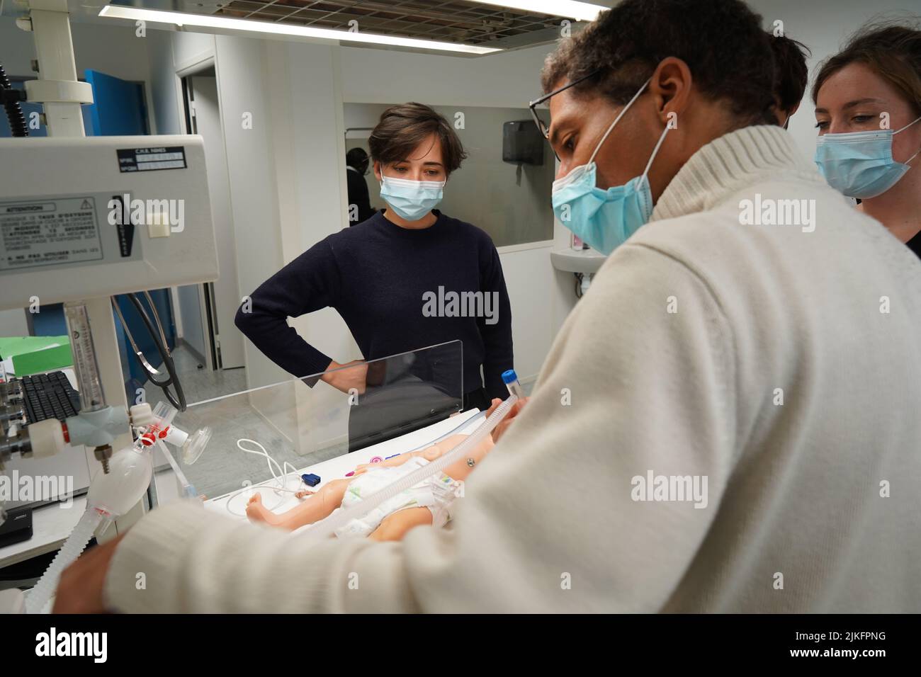 Pediatric resuscitation simulation workshop at the Nimes Faculty of ...