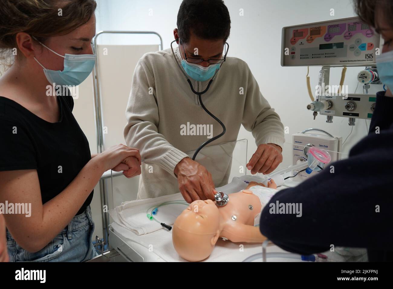 Pediatric resuscitation simulation workshop at the Nimes Faculty of ...