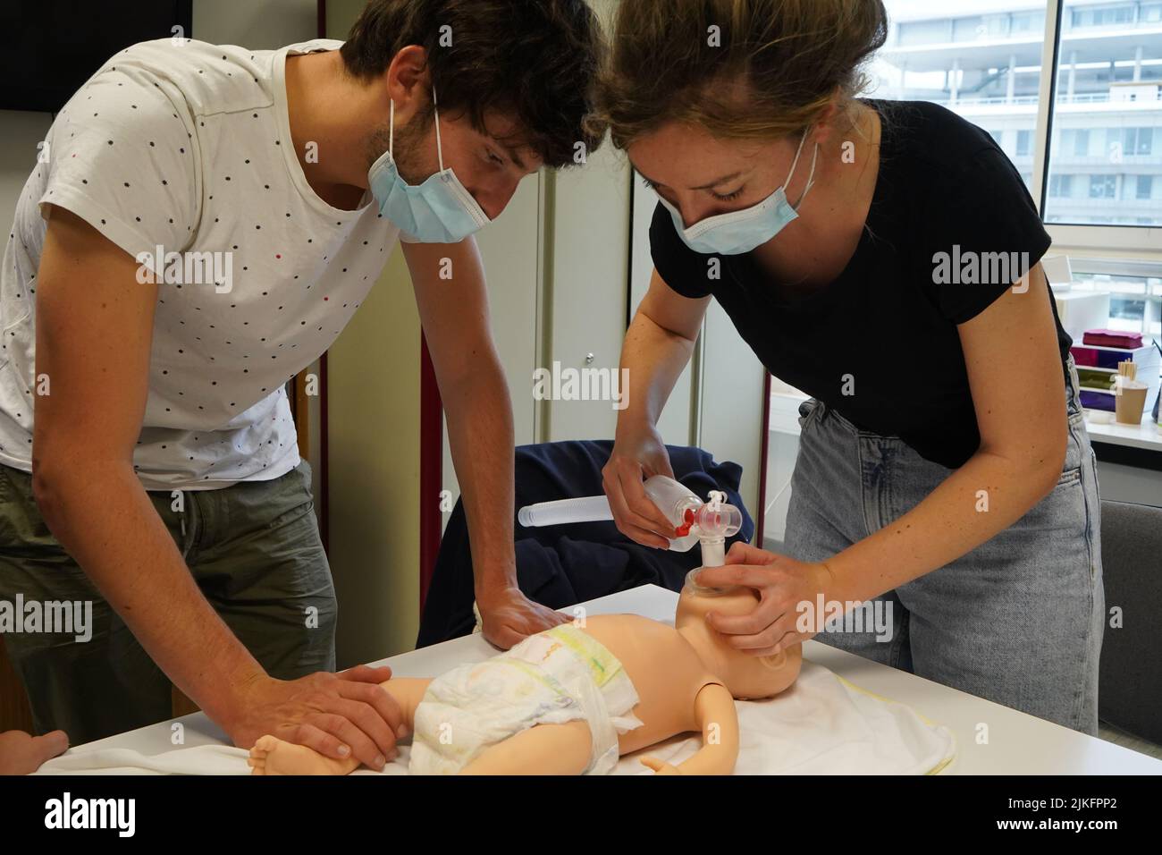 Pediatric resuscitation simulation workshop at the Nimes Faculty of ...