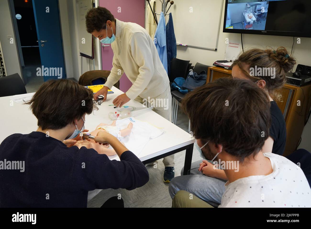 Pediatric resuscitation simulation workshop at the Nimes Faculty of ...