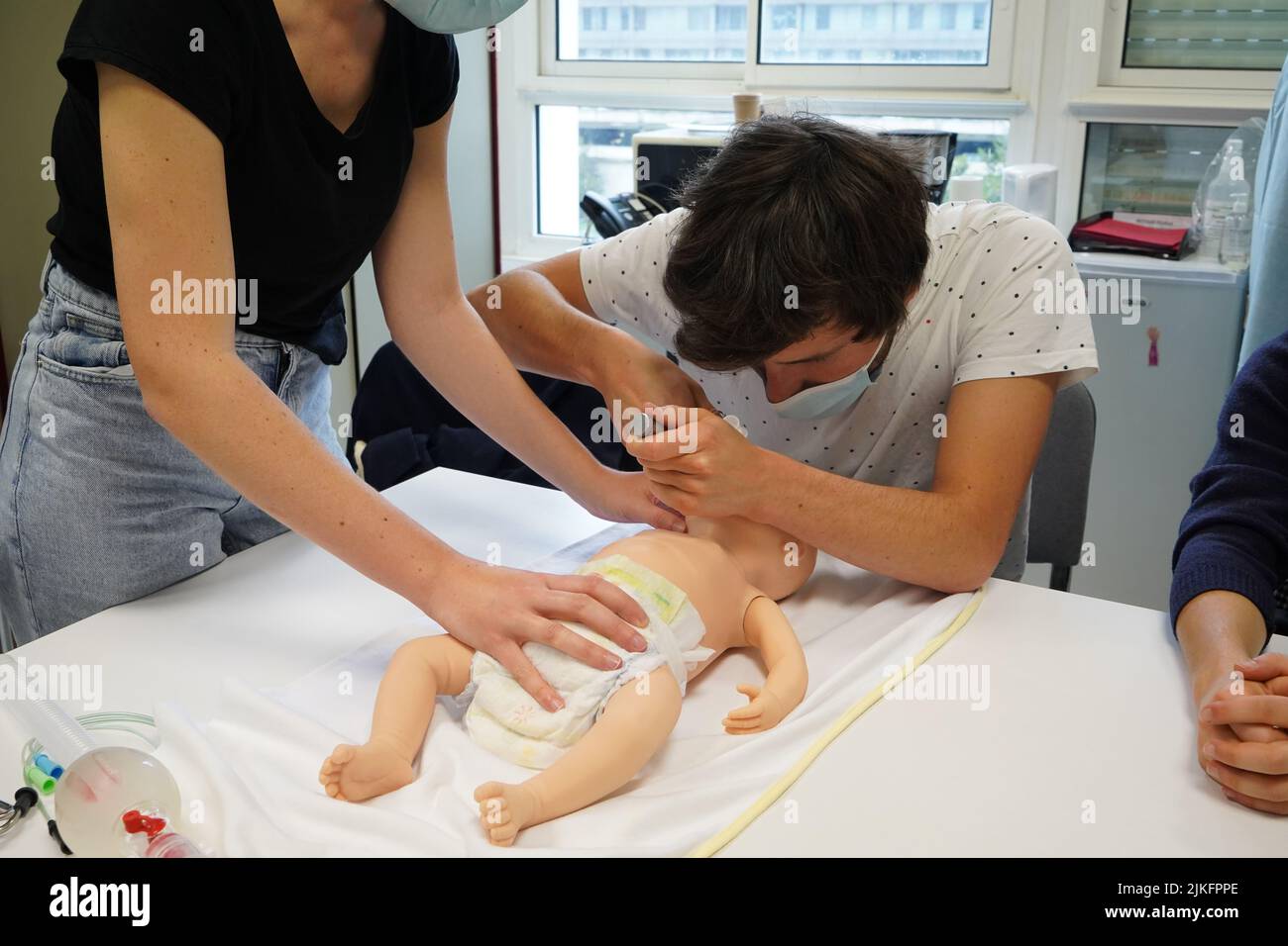 Pediatric resuscitation simulation workshop at the Nimes Faculty of ...