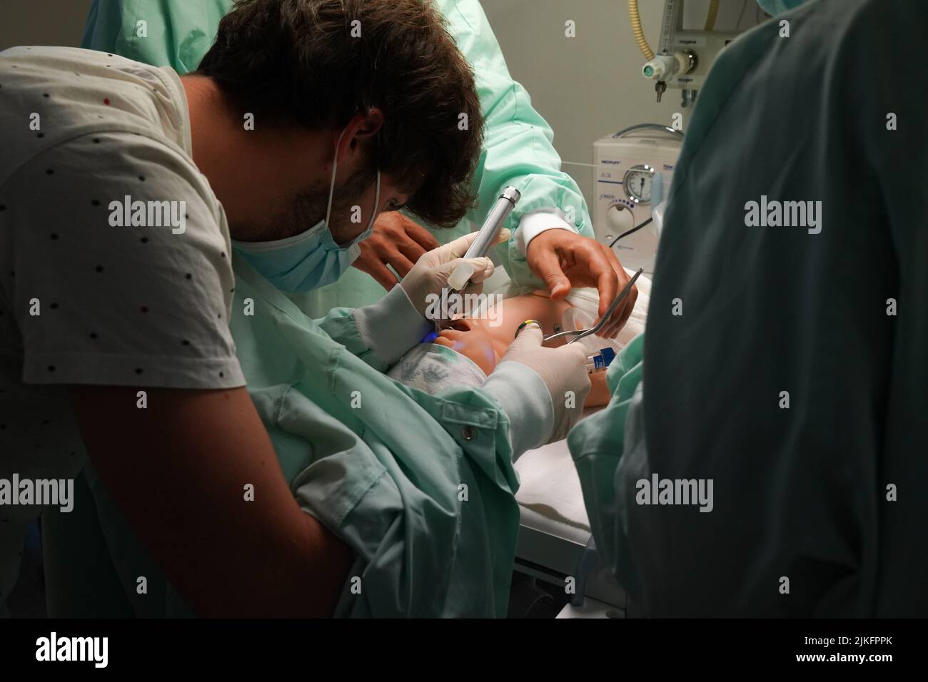 Pediatric resuscitation simulation workshop at the Nimes Faculty of ...